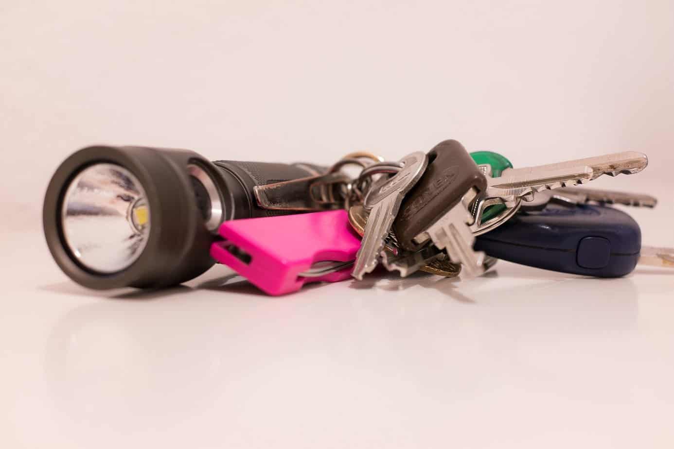 Pros and Cons Of 10 Emergency Lighting Options